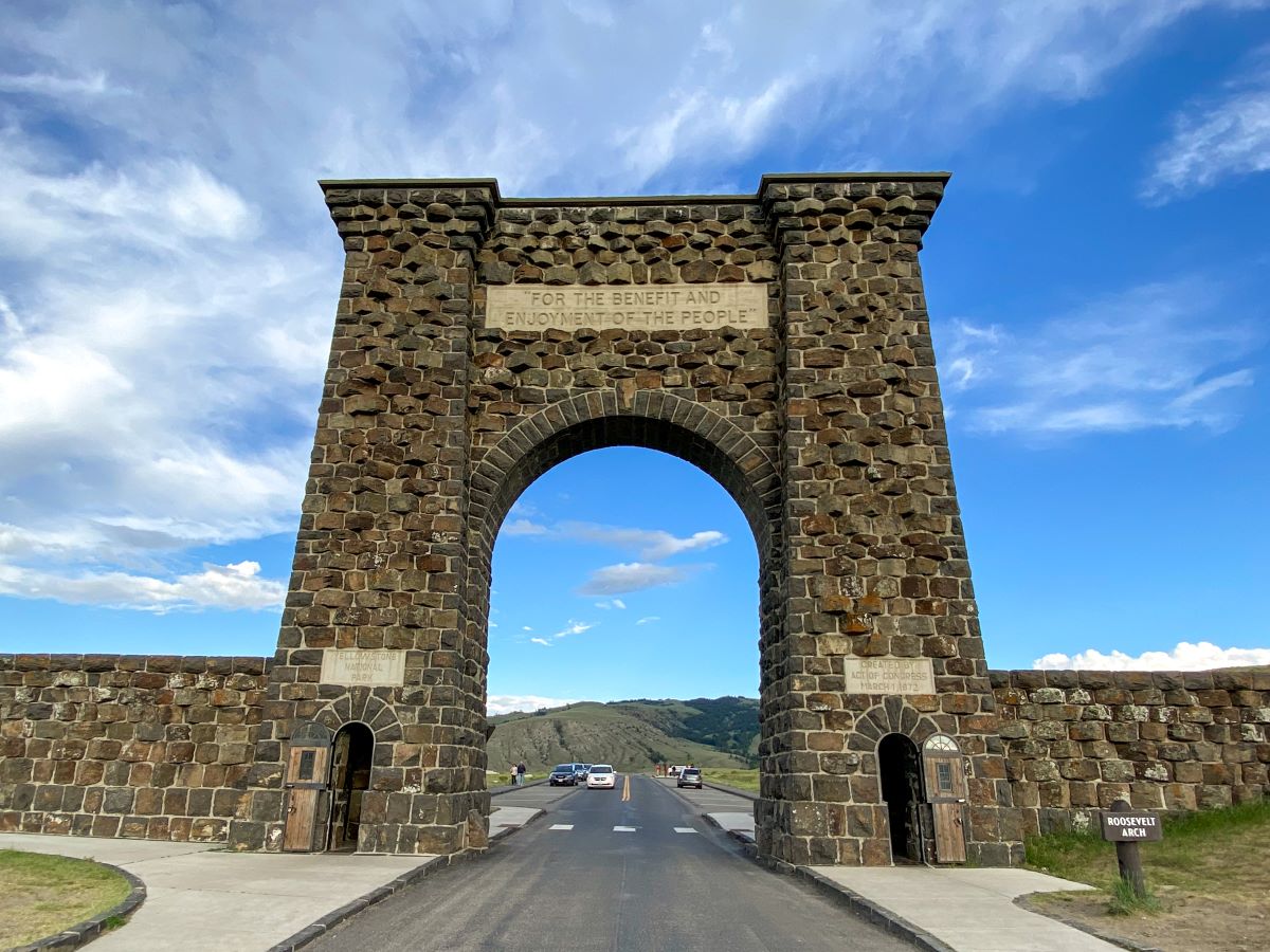 Yellowstone National Park North Entrance: A Complete Guide - Engineer ...
