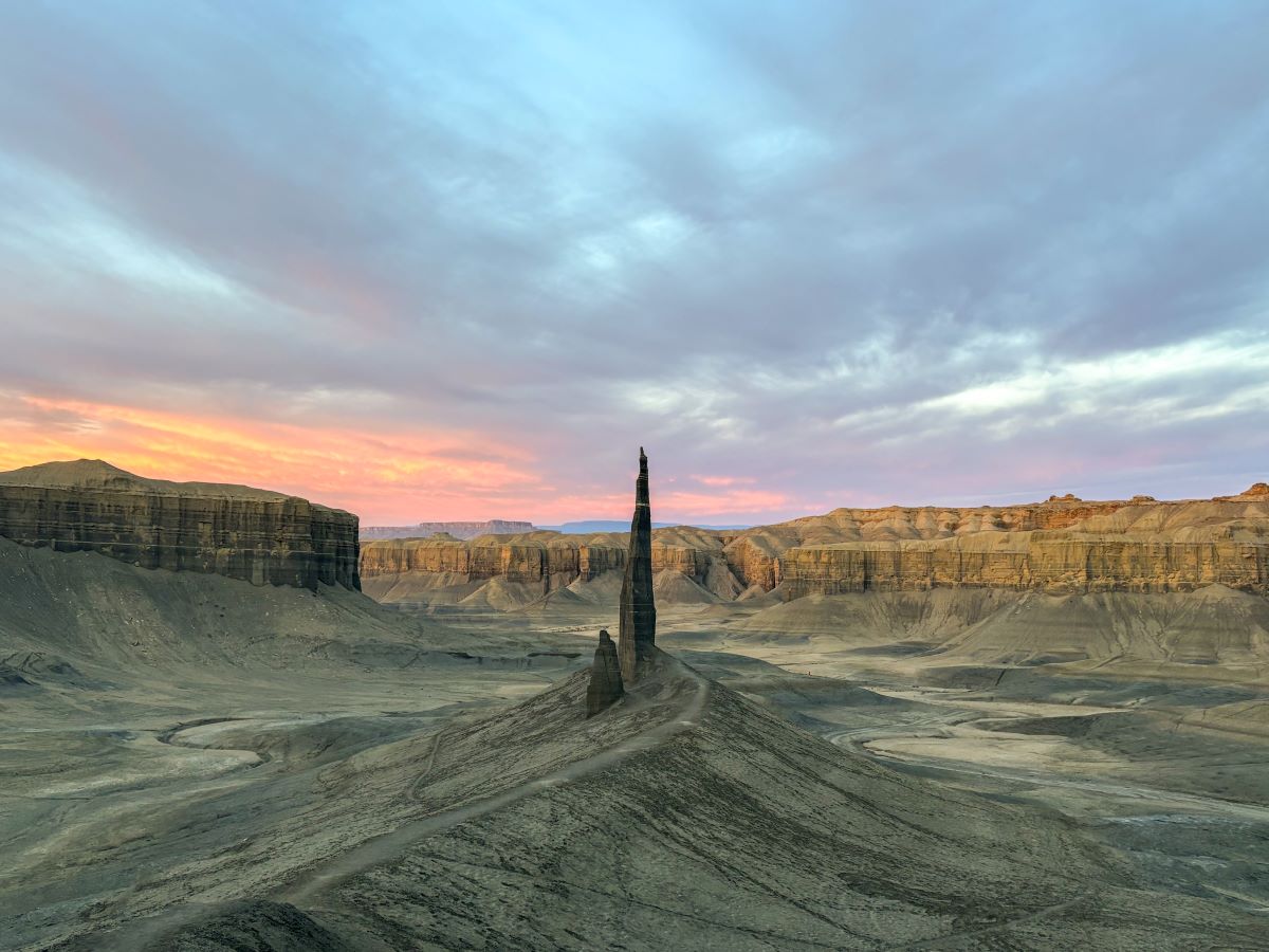 How to Hike to the Long Dong Silver Spire in Hanksville, Utah ...