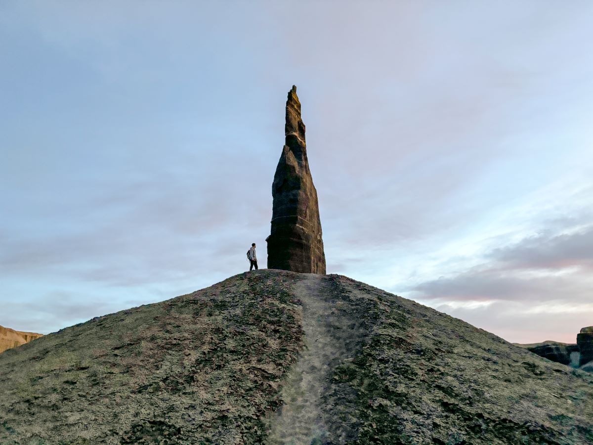 How to Hike to the Long Dong Silver Spire in Hanksville, Utah ...